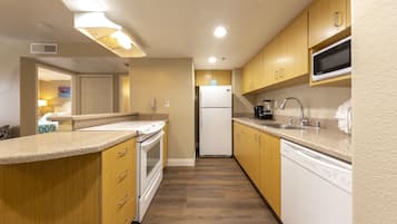 Suite, 1 quarto | Cozinha privada | Um frigorífico/congelador grande, um micro-ondas, um forno