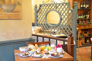 Pequeno-almoço tipo buffet diário mediante uma taxa 