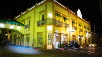 Fachada do alojamento (tarde/noite)