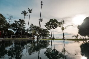 2 piscinas externas, guarda-sóis, espreguiçadeiras