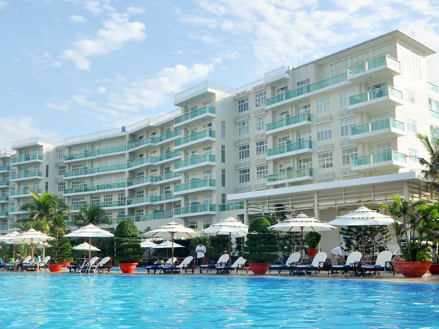 Piscina externa, guarda-sóis, espreguiçadeiras