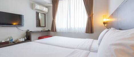 Quarto Twin Standard | Cofre no quarto, cortinas/cortinados opacos