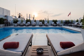 Piscina externa, espreguiçadeiras