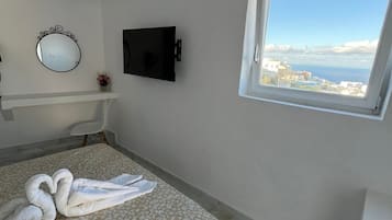 Quarto casal superior | Espaço de trabalho para notebook, cortinas blackout, Wi-Fi de cortesia