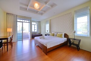 Deluxe Double Room | Cofres nos quartos, individualmente decorados, escrivaninha