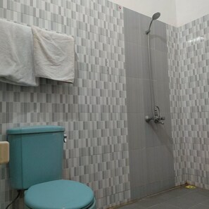 Quarto duplo luxo | Banheiro | Chuveiro, toalhas de banho, sabonete, papel higiênico