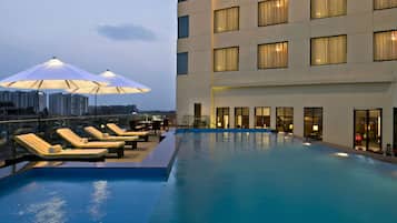 Piscina exterior, espreguiçadeiras