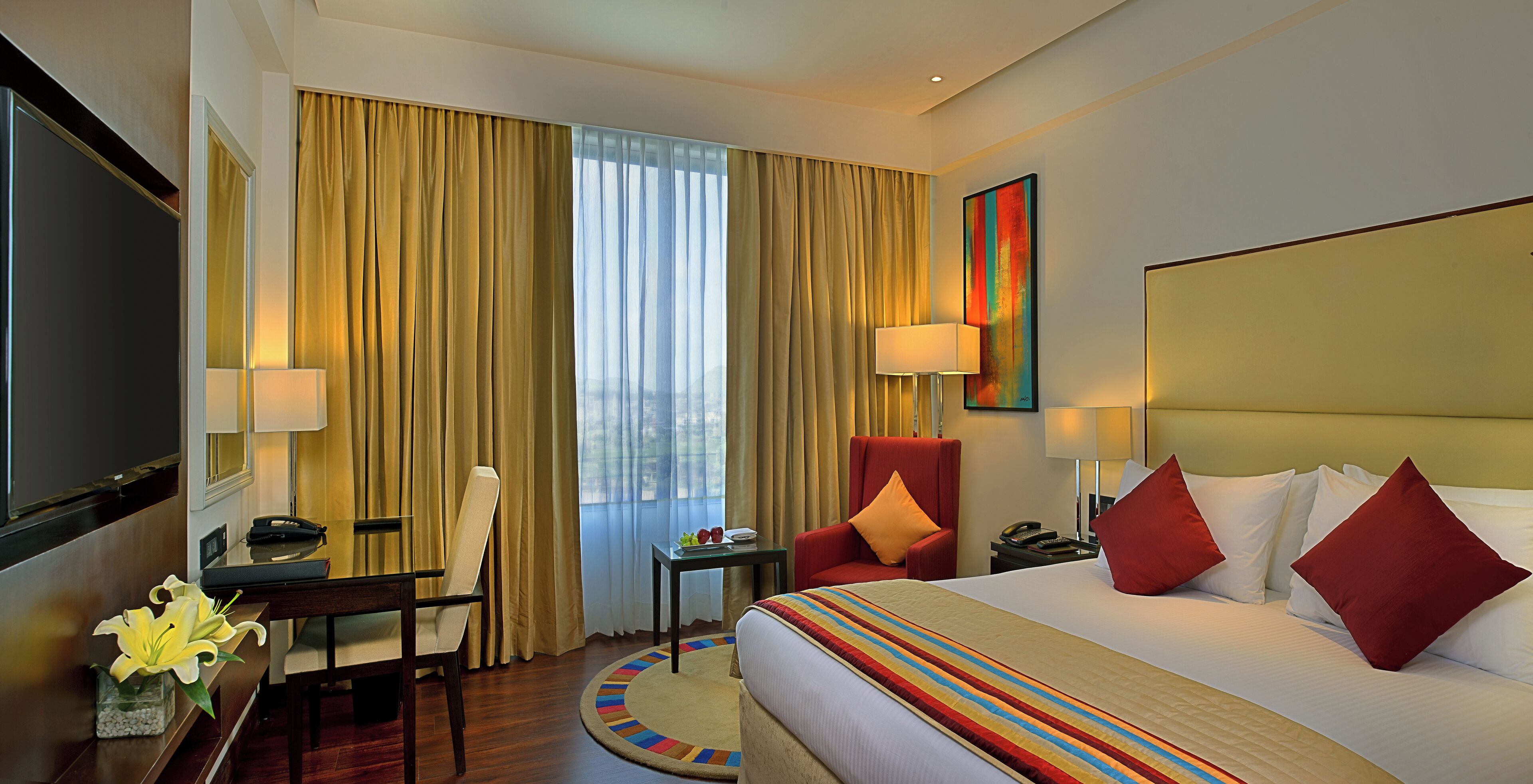 Frigobar, cofres nos quartos, individualmente mobiliados, escrivaninha