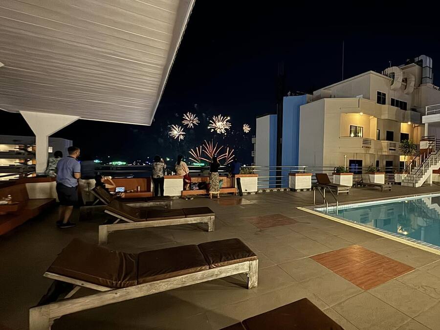 Piscina externa, espreguiçadeiras