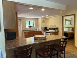 Condo família, 2 quartos | Quartos à prova de som, ferros/tábuas de passar roupa, Wi-Fi de cortesia