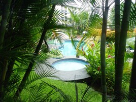 Piscina exterior, espreguiçadeiras 