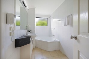Apartamento Familiar, 1 quarto, banheira de hidromassagem | Casa de banho | Artigos de higiene pessoal grátis, um secador de cabelo 