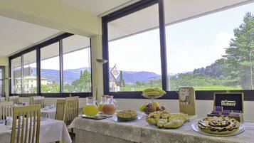 Café da manhã com buffet todos os dias (EUR 10 por pessoa)