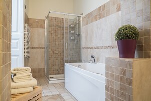Suite Deluxe | Casa de banho | Um polibã, um chuveiro fixo, artigos de higiene pessoal grátis 