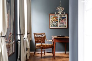 Suíte com design assinado, banheira | Roupas de cama antialérgicas, frigobar, cofres nos quartos