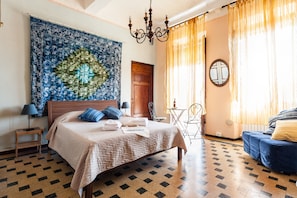 Quarto triplo urbano, vista para a cidade | Vista para a rua