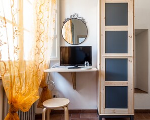 Quarto solteiro standard, banheiro privativo, vista para o jardim | Comodidades do quarto