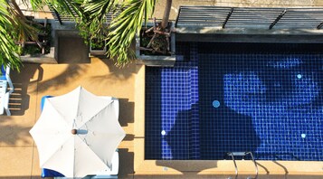 Piscina externa, funciona das 8h às 20h, espreguiçadeiras