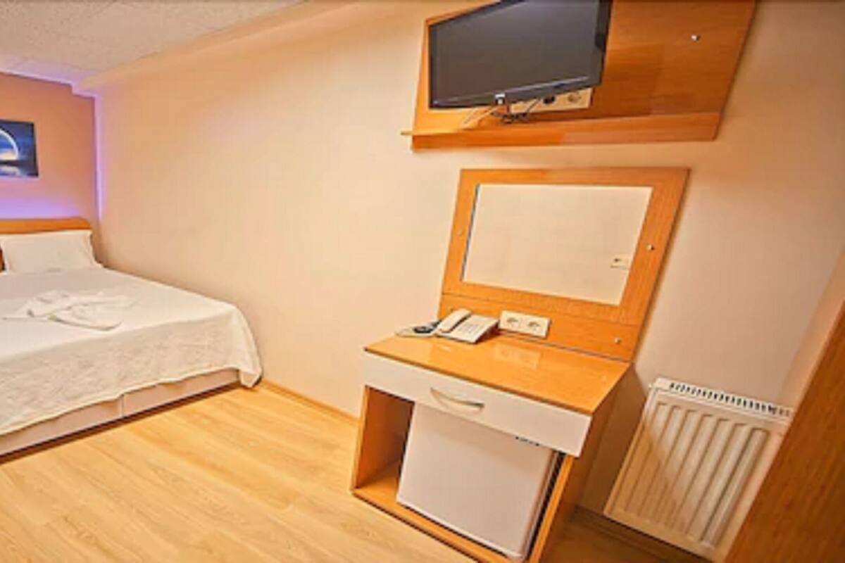 Lençóis italianos Frette, edredões de penas, minibar, cofre no quarto