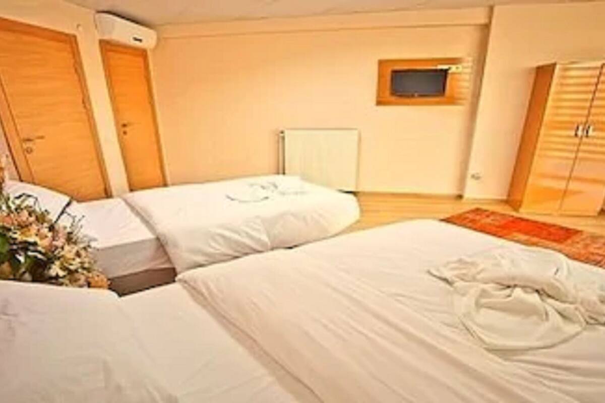 Quarto Familiar | Lençóis italianos Frette, edredões de penas, minibar, cofre no quarto