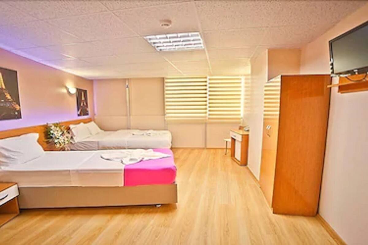 Lençóis italianos Frette, edredões de penas, minibar, cofre no quarto