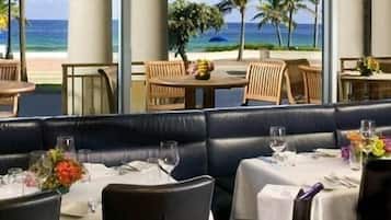 Jantares servidos, cozinha local, com vista para o oceano