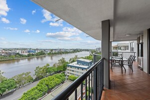 Three Bedroom Apartment | Vista para a água