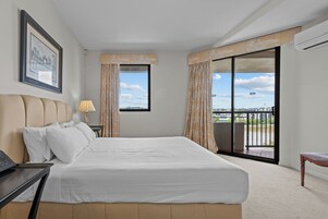 Three Bedroom Apartment | Escrivaninha, quartos à prova de som, ferros/tábuas de passar roupa