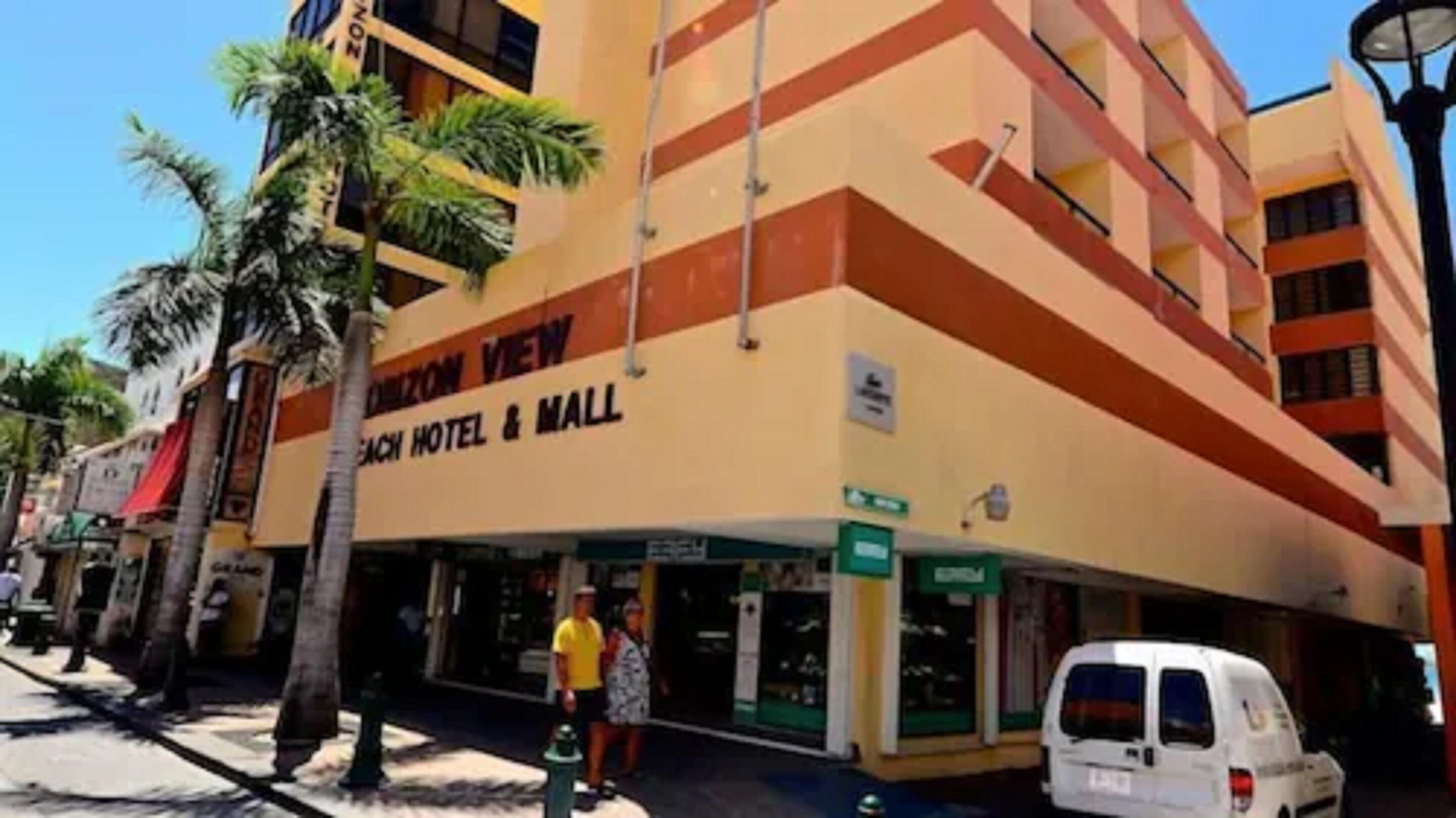 Um hotel com uma placa que diz "CASH HOTEL & MALL".