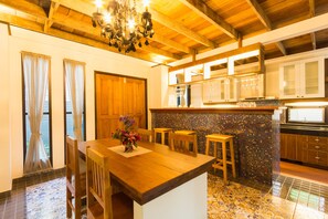 Casa Familiar, 2 quartos, cozinha, junto ao pátio | Kitchenette privada | Uma cafeteira/bule, uma chaleira elétrica, Produtos de limpeza 