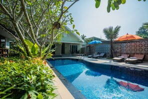 Piscina exterior, guarda-sóis, espreguiçadeiras 