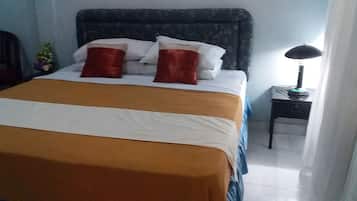 Frigobar, cofres nos quartos, escrivaninha