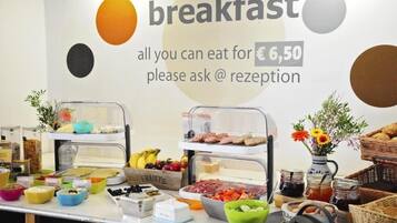 Pequeno-almoço tipo buffet diário (9.0 EUR por pessoa)