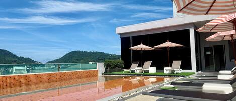 Piscina exterior, da(s) 8:00 à(s) 20:00, guarda-sóis, espreguiçadeiras