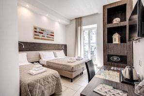 Quarto Triplo | Roupa de alta qualidade, cofre no quarto, secretária