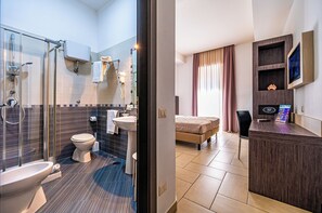 Roupas de cama premium, cofres nos quartos, escrivaninha