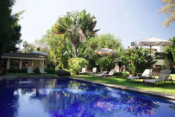 Piscina exterior, toldos gratuitos, guarda-sóis