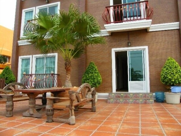 The Red Balcony Inn - Pattaya City