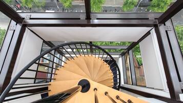 Apartamento Deluxe, 2 quartos | Sala de estar | Televisor LCD de 32 polegadas com canais digitais, televisor