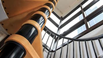 Apartamento Deluxe, 2 quartos | Sala de estar | Televisor LCD de 32 polegadas com canais digitais, televisor