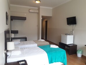 Frigobar, escrivaninha, Wi-Fi de cortesia, roupa de cama