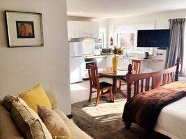 Quarto standard, 1 cama Queen | Cofres nos quartos, individualmente decorados