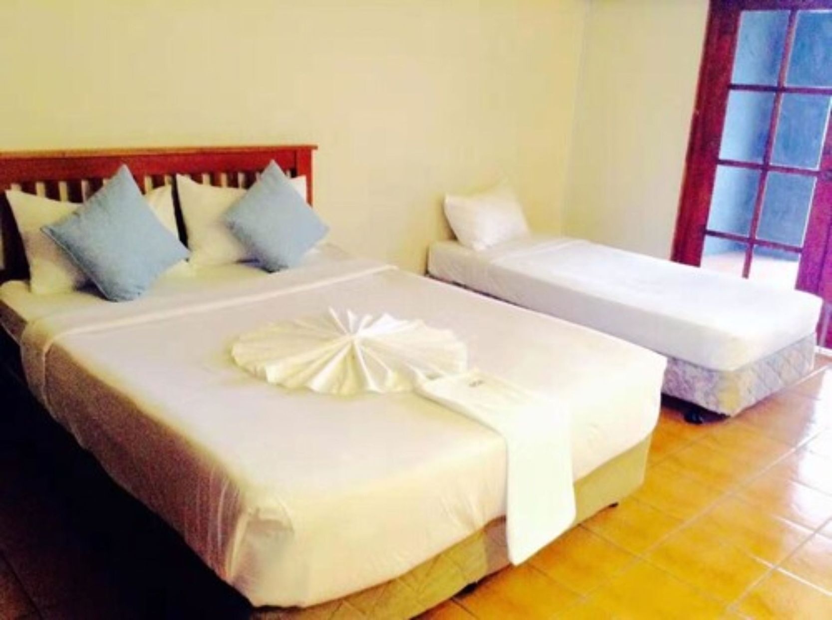 Cofre no quarto, secretária, roupa de cama fornecida 
