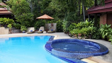 Piscina exterior, guarda-sóis, espreguiçadeiras