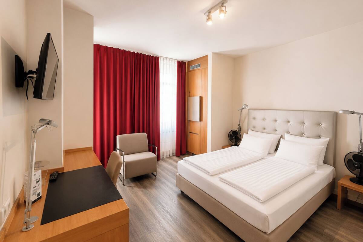 Quarto casal standard | Roupas de cama antialérgicas, frigobar (abastecido com itens grátis)