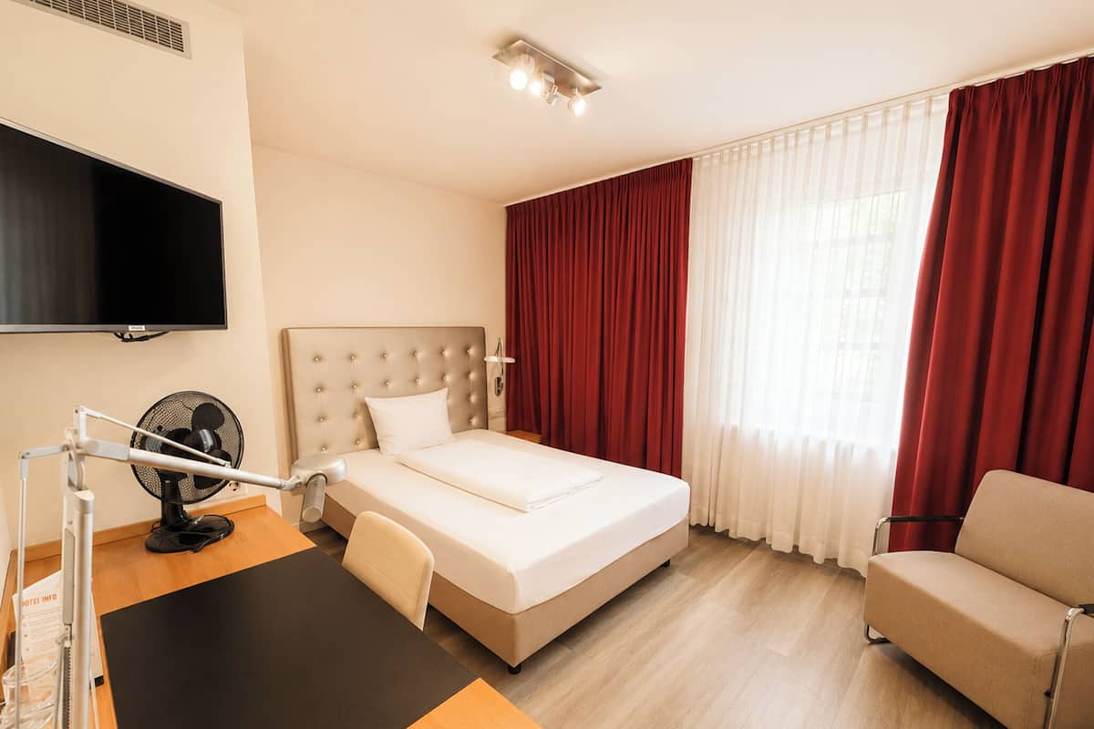 Quarto solteiro standard | Roupas de cama antialérgicas, frigobar (abastecido com itens grátis)