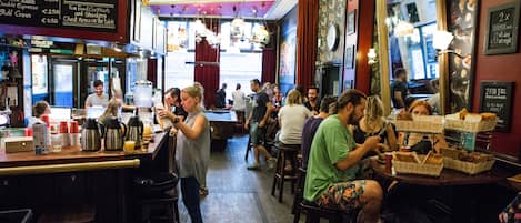 Café da manhã continental todos os dias (EUR 7 por pessoa)