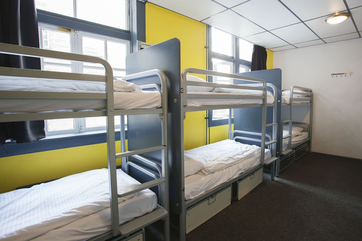Single Bed in a 12-Bed Dorm | Com decoração personalizada, quartos insonorizados, Wi-fi grátis