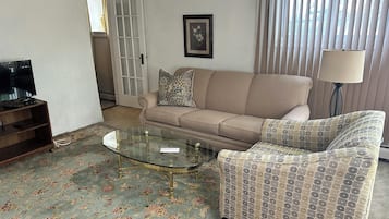 Apartamento Standard | Cozinha privada | Um frigorífico, um micro-ondas, uma cafeteira/bule