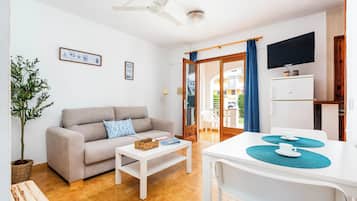 Apartamento, 2 quartos, terraço | Área de estar | TV LCD 22 polegadas com canais a cabo, TV